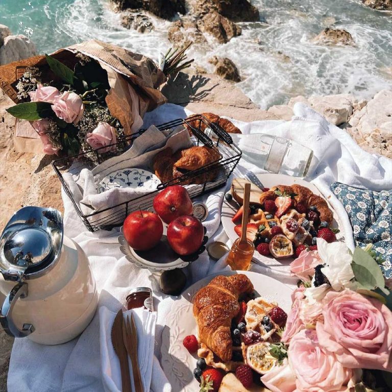 How to Plan the Ultimate Night Picnic (11 Easy Steps) | Picnic Tale